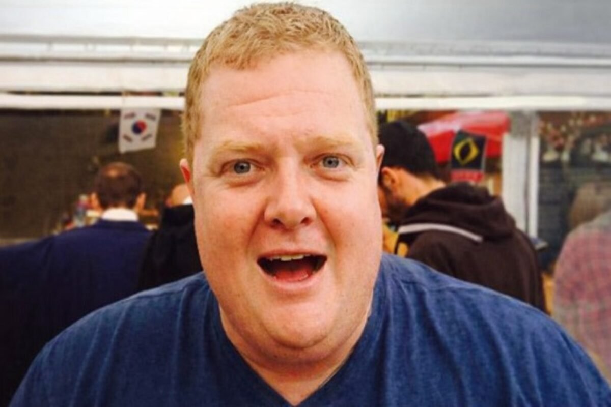 Alan Carr Brother Gary: Job, Family, and Life Away From Fame - Newtly